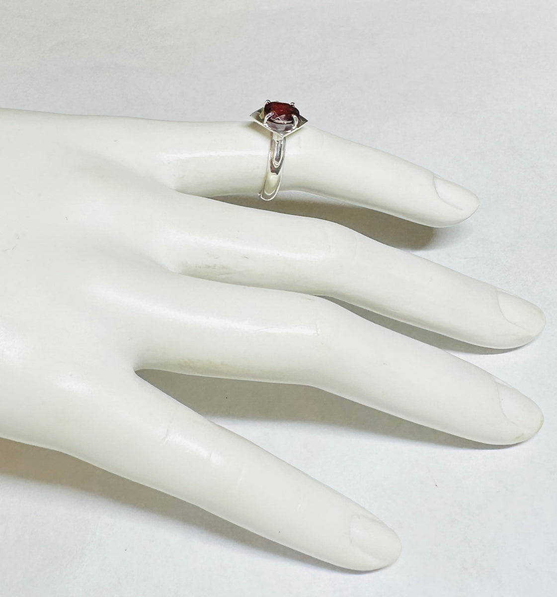 Vintage NOS 1970's 8 x 6mm Oval Genuine Garnet Ladies Rhomboid Ring – G & W